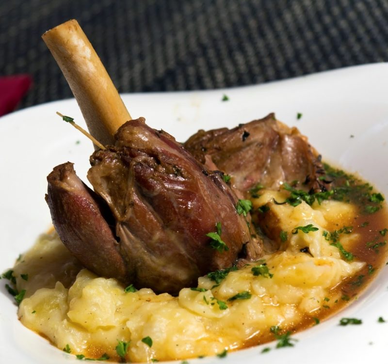 Pierna de cabrito asado