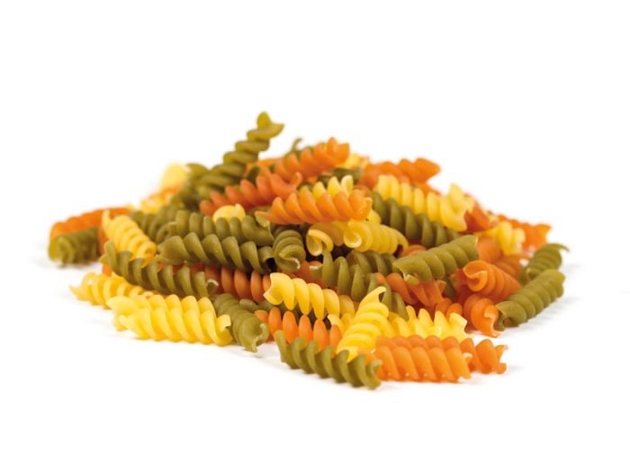 Pasta espiral tricolor con pescado y vegetales