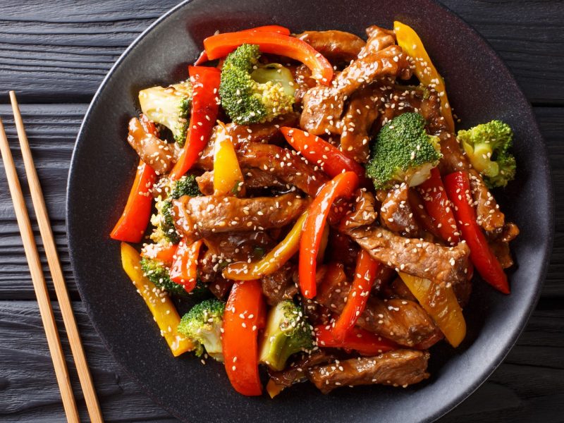 Wok de ternera y verduras en salsa teriyaki oriental