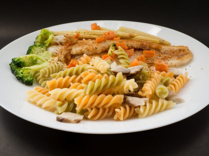 Pasta espiral tricolor con pescado y vegetales