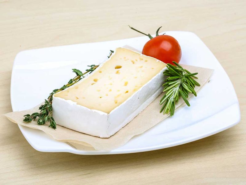 Queso tipo brie en formato rectangular, ¡delicioso!