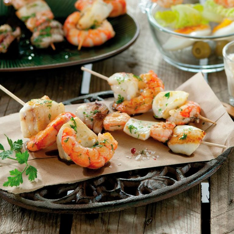 Brocheta de gambón y volador, lista para cocinar y servir