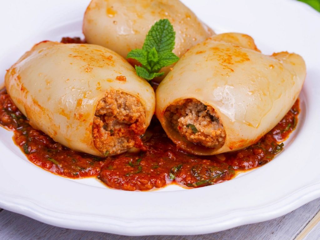 Chipirones rellenos de carne en salsa de tomate