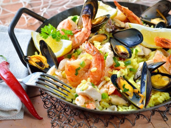 Paella de mariscos con arroz bomba