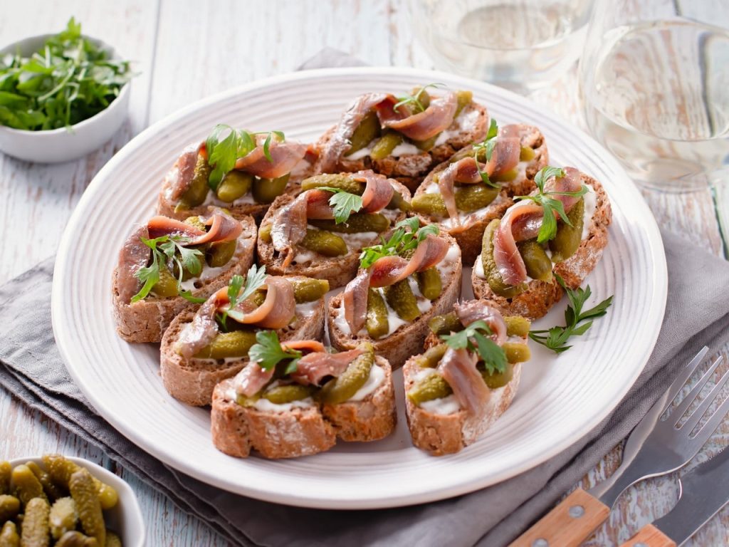 Tosta de anchoas con pepinillos