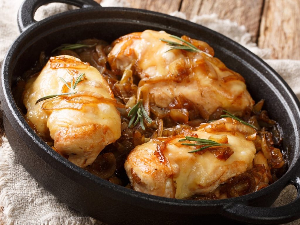 Deliciosa pechuga de pollo con cebolla caramelizada