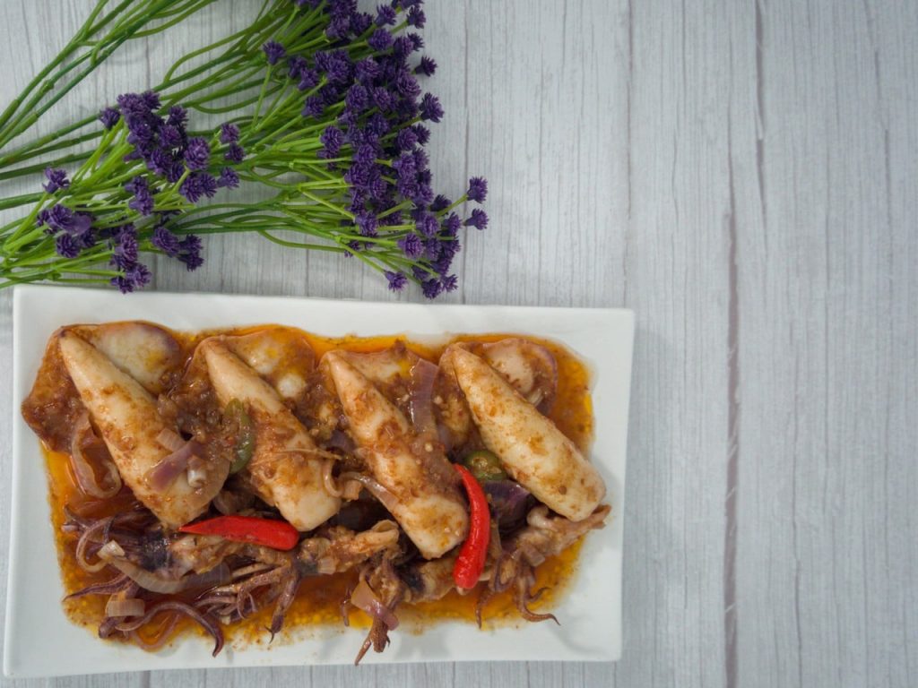 Calamar volador al ajillo