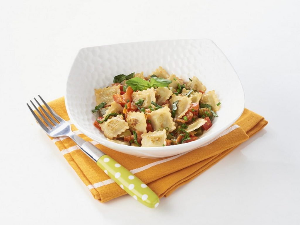 Mini raviolis de queso en salsa roja