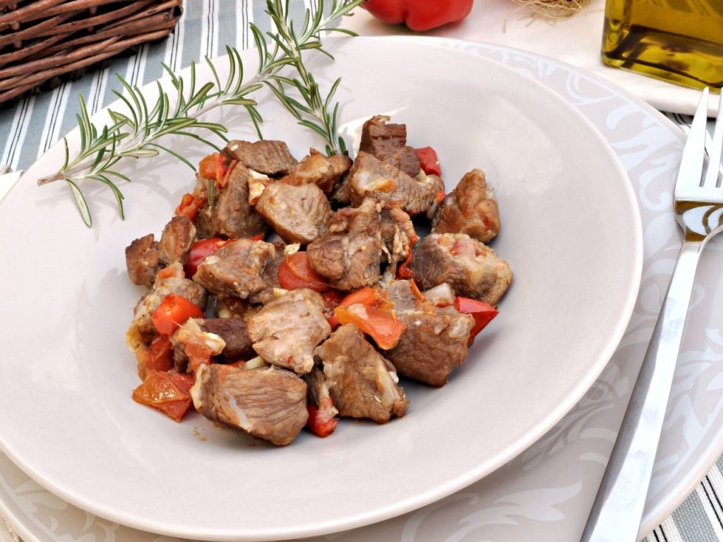 Estofado de cordero aderezado con hojas de romero