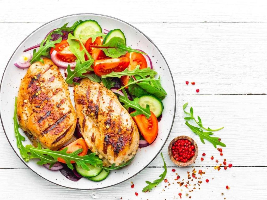 Deliciosa pechuga de pollo con cebolla caramelizada