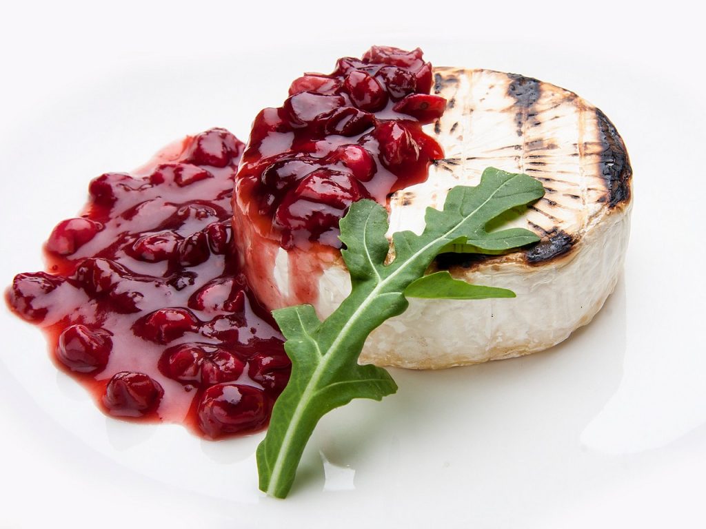 Queso Brie a la plancha con frutos rojos