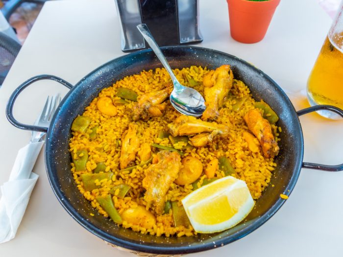 Paella de pollo, su preparación paso a paso.