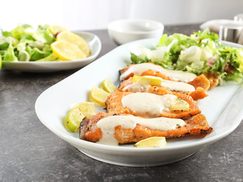 Filete de trucha al horno con salsa de mostaza