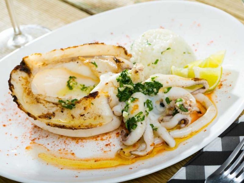 Sepia al horno con ajo y limón