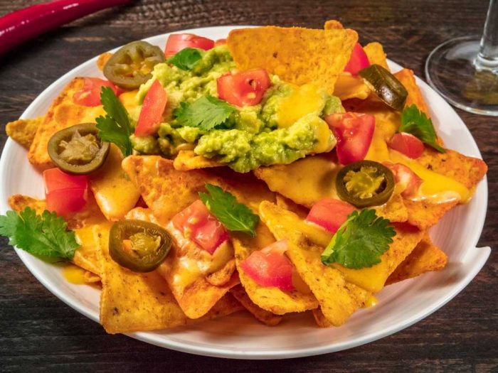 Nachos con salsa de queso cheddar