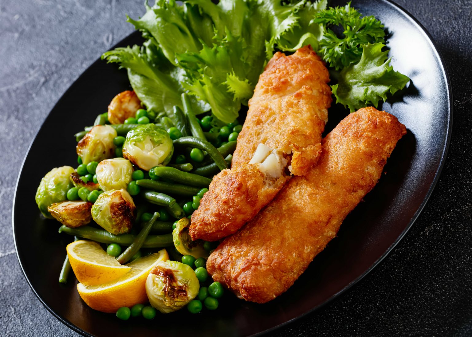 Merluza rebozada con verduras salteadas