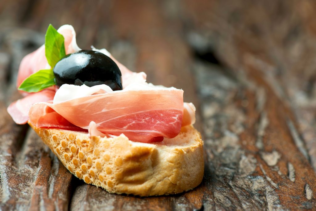 Receta de tostadas de jamón ibérico y aceitunas negras