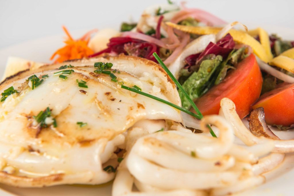 Receta: Sepia a la plancha con ensalada fresca ¡Deliciosa!