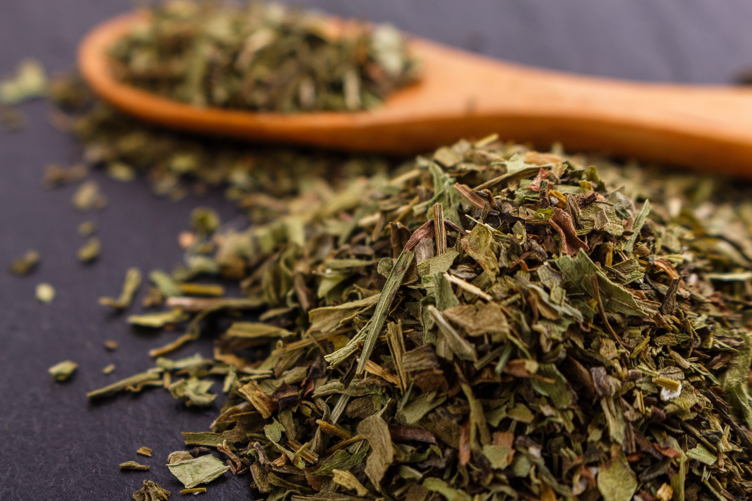 Descubre los 5 beneficios del estragón en hojas para tu salud