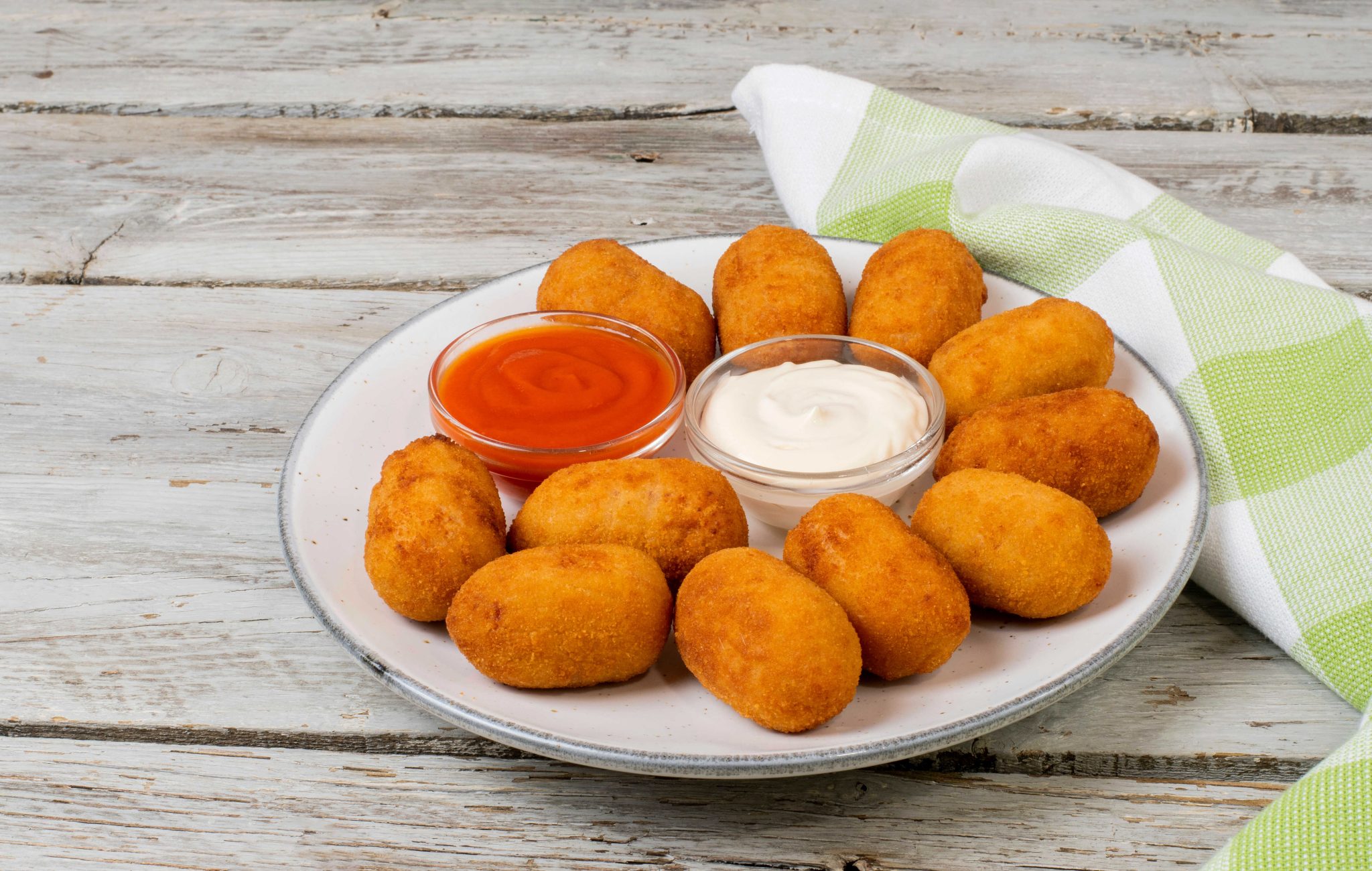Croquetas caseras de pollo | 3 salsas para acompañar
