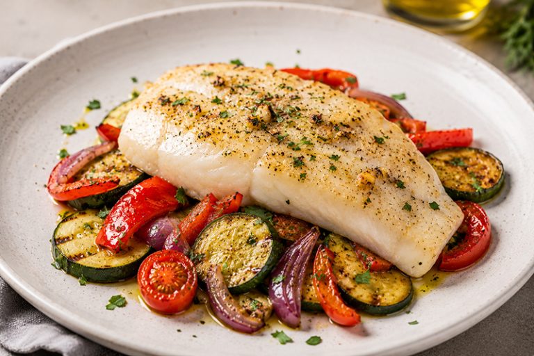 Filete de rape al horno con verduras mediterráneas